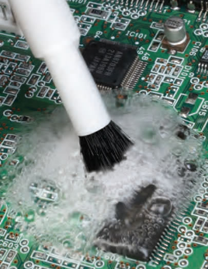 BrushClean System – Efficient Cleaning with Solvent & Scrub